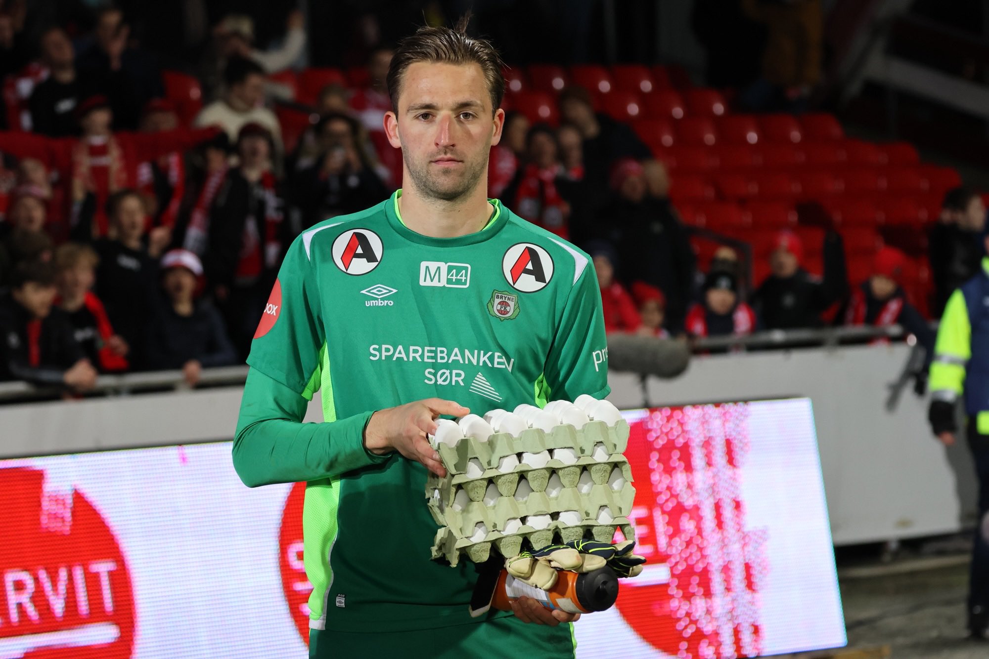 Dutch goalkeeper Jan De Boer receives crates of eggs as Man of the ...
